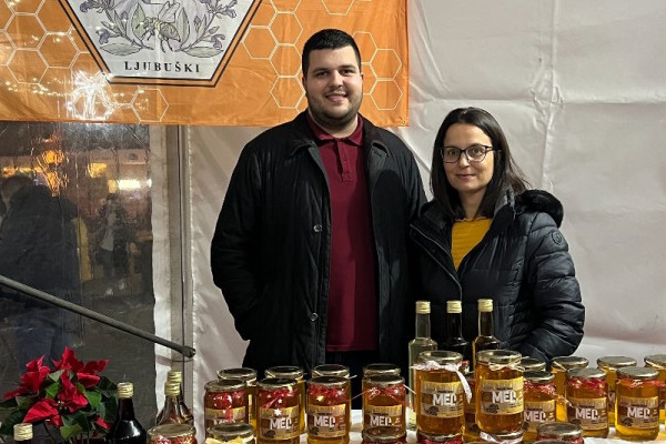 Na policama lažni med opasan po zdravlje – Ljubuški pčelar ima tri ...